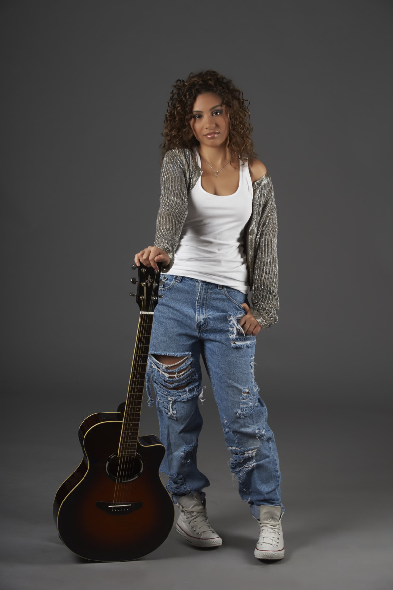 Alessia Cara Photo 13 Of 5 Pics Wallpaper Photo 1006130 Theplace2